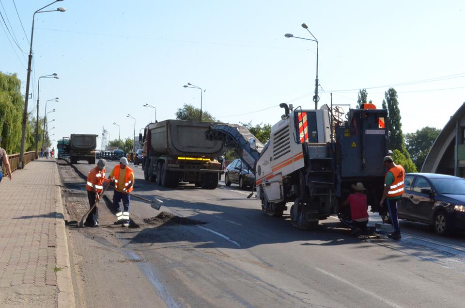 Podul Decebal se reasfaltează! Circulația rutieră, din nou pe un singur ...