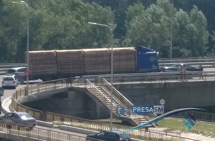 FOTOGALERIE. Accident pe Podul Decebal. Un TIR a lovit un autovehicul ...